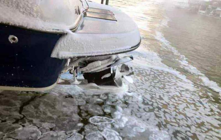 How to Use De-icers to Protect Boat Lifts and Docks